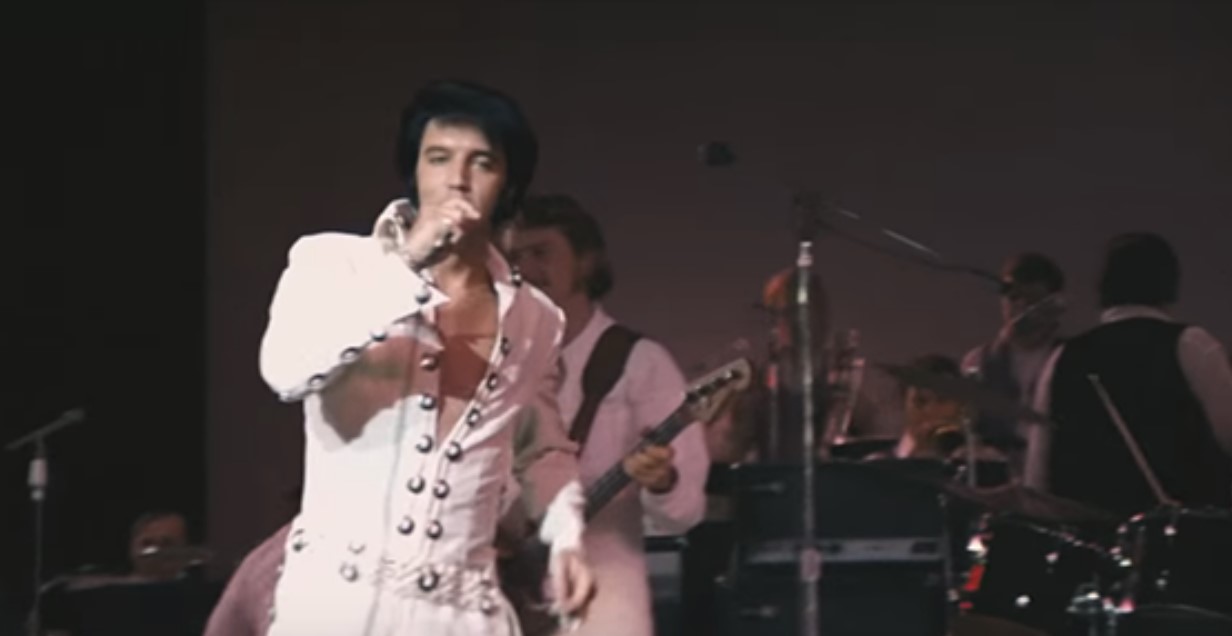 This Elvis' performance seriously looks like a movie scene.. so beautiful.