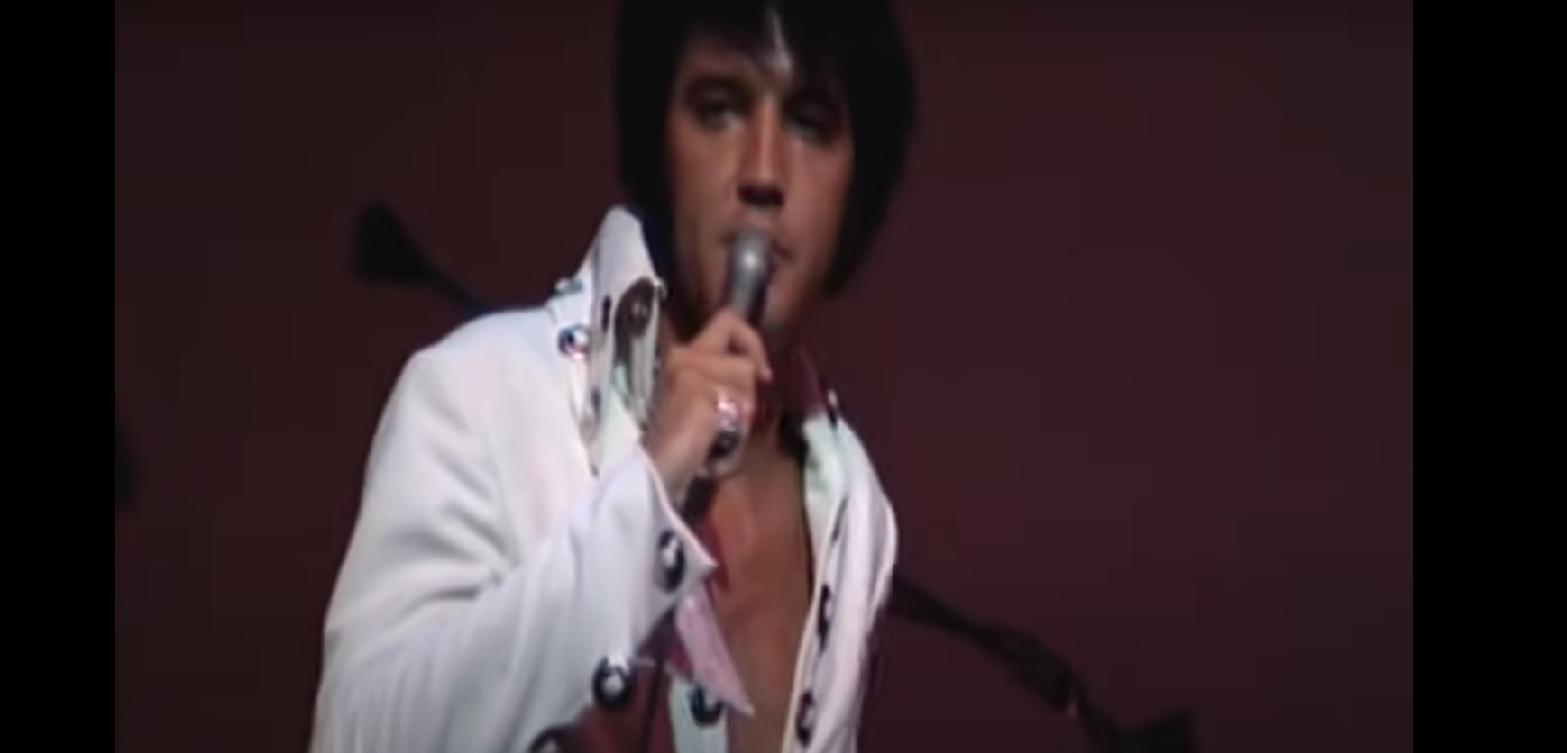 See Elvis control the whole orchestra with just his body movements ...