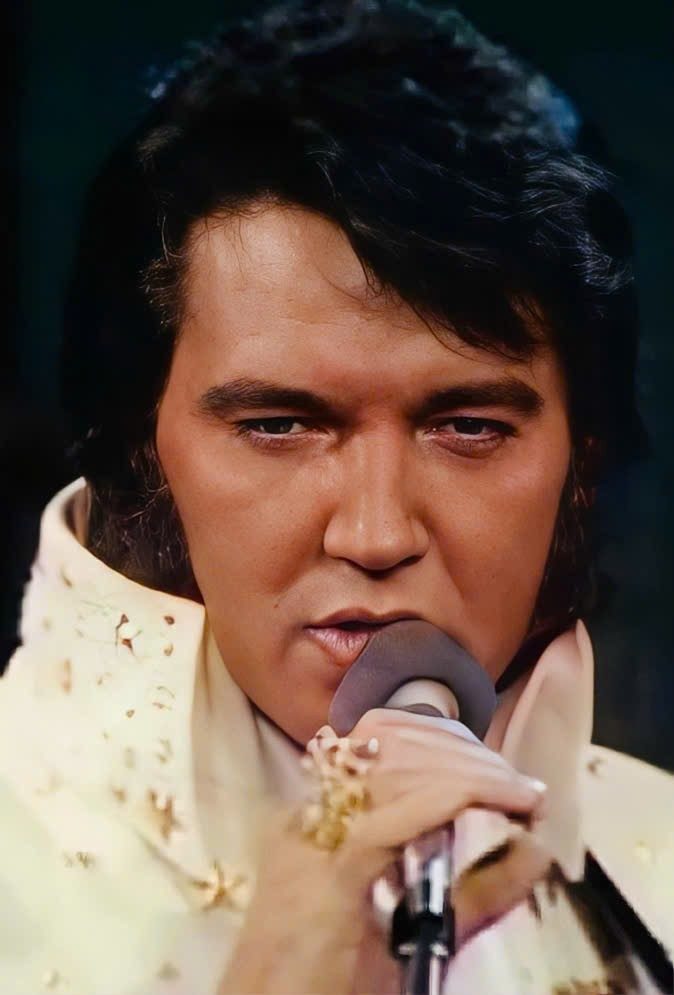 Elvis Delivers a Moving Tribute to Mothers and Their Affection for Roses